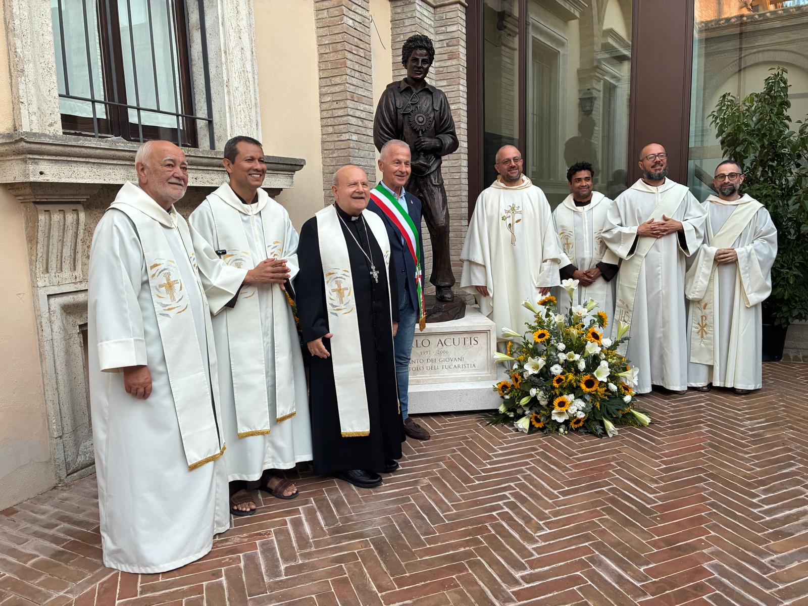 Canonization of Carlo Acutis: a new bronze statue made by Timothy Schmalz is blessed - Exaudi